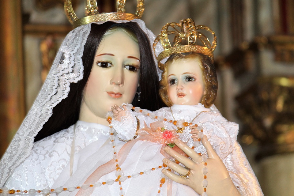 Con flores a María – EL COLOR DE LA FE